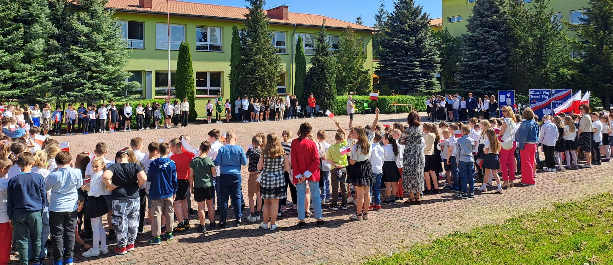 Uroczysty Apel z okazji Narodowego Święta Konstytucji 3 Maja - Szkoła Podstawowa nr 1 w Żarach